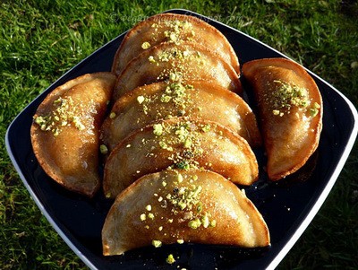 Qatayef Stuffed with Nuts Recipe (Pancakes Recipe) - Hello World Magazine
